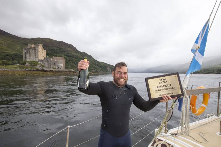 Ross Edgley achieves world's longest non-stop swim | 220 Triathlon