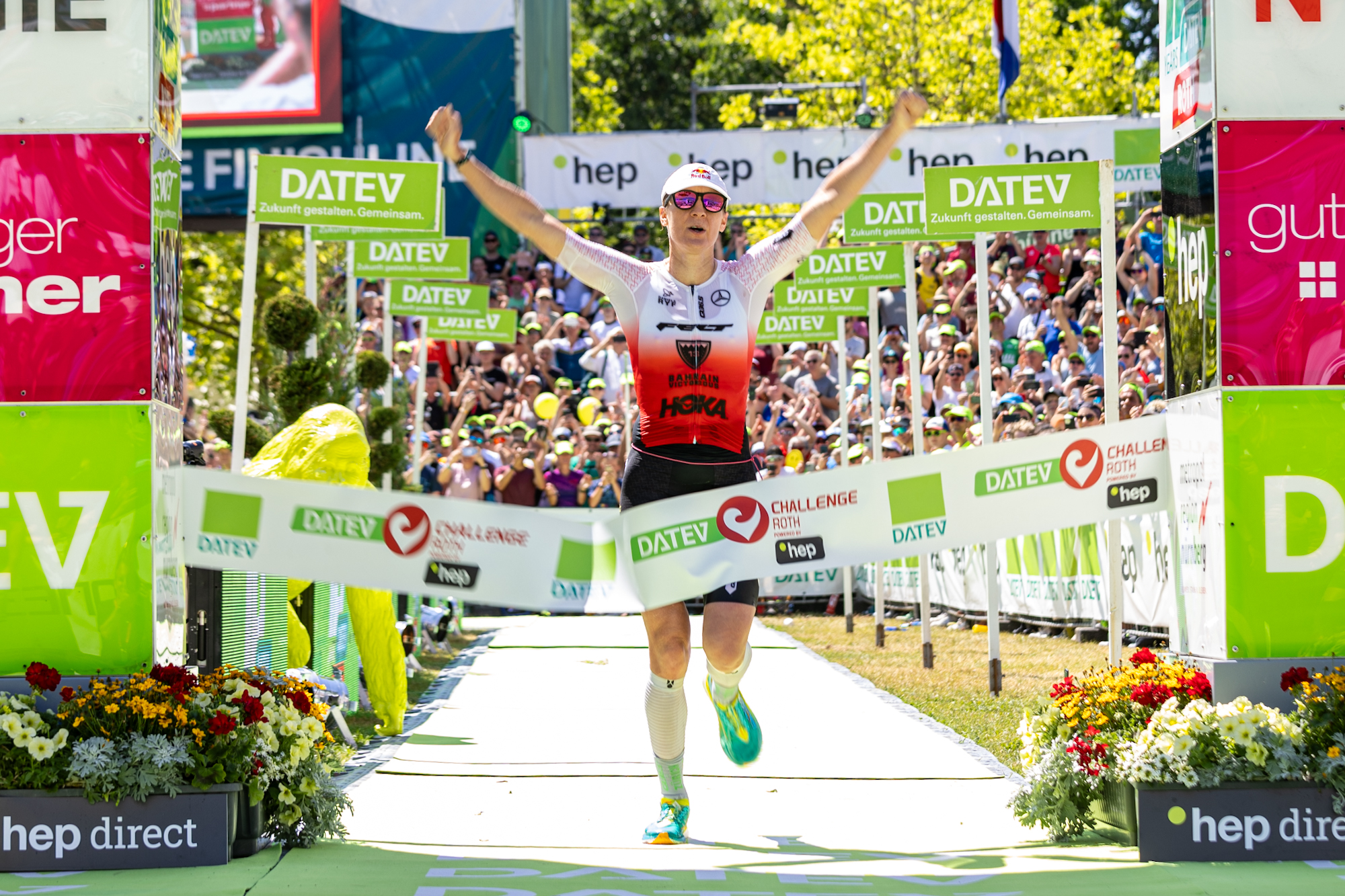 Daniela Ryf beats Chrissie Wellington's record in Roth | 220 Triathlon